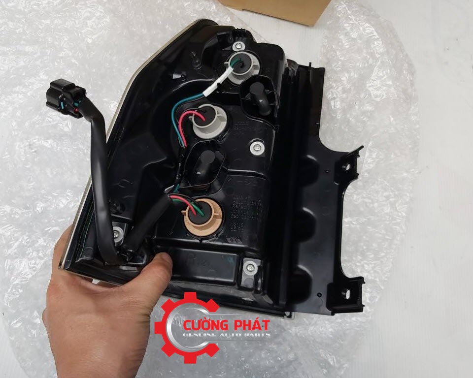Đèn hậu Mitsubishi Pajero V93 (Đèn lái sau) 8330A566, 8330A565