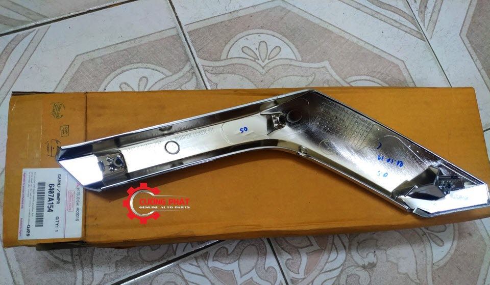Nẹp mạ cản trước Mitsubishi Pajero Sport 6407A154 chính hãng