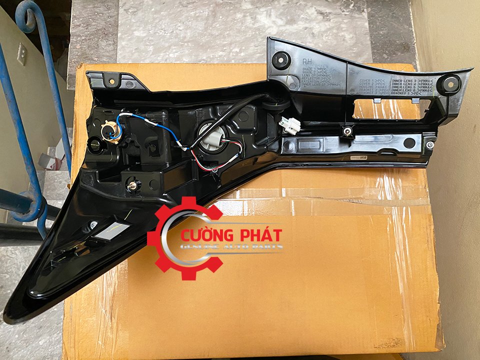 Đèn hậu Mitsubishi Pajero Sport 2021-2025 chính hãng