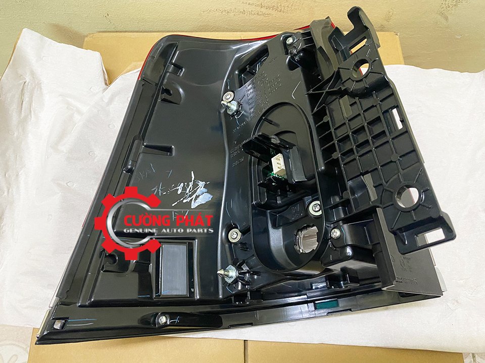 Đèn hậu ngoài Toyota Land Cruiser 2007-2016 chính hãng