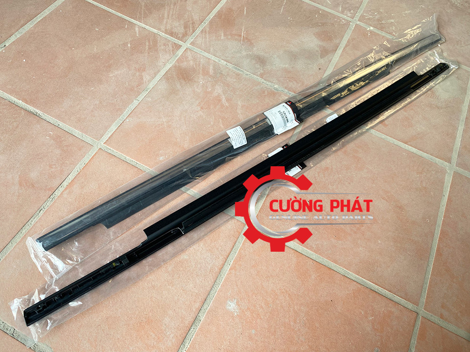 Nẹp chân kính ngoài Mitsubishi Pajero Sport 2018-2025