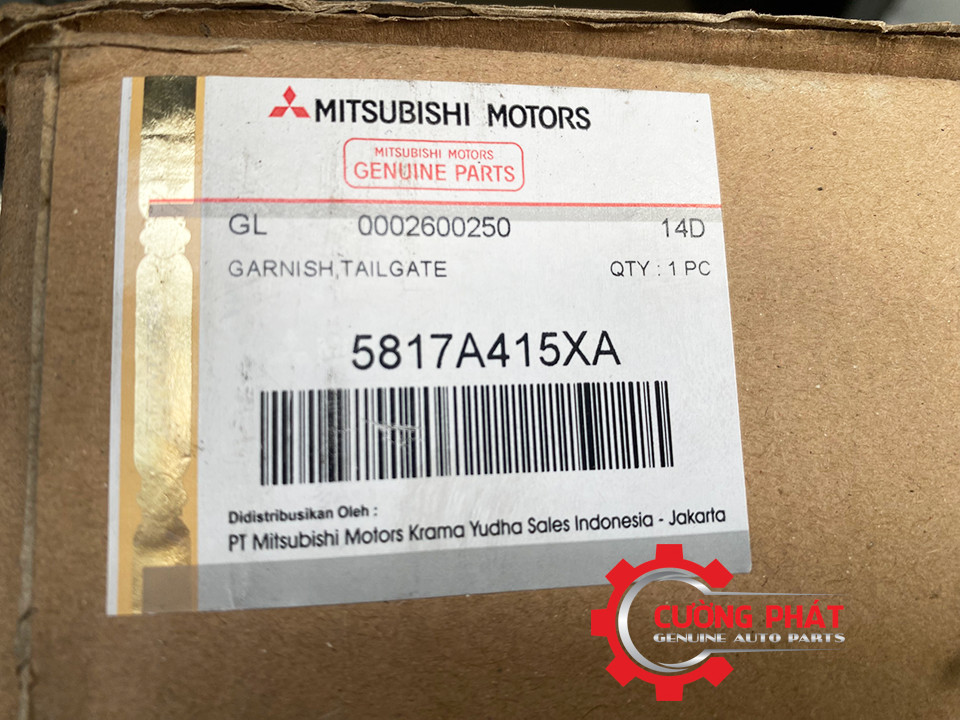 Ốp trên cửa hậu Mitsubishi Xpander 2023-2025 5817A415XA